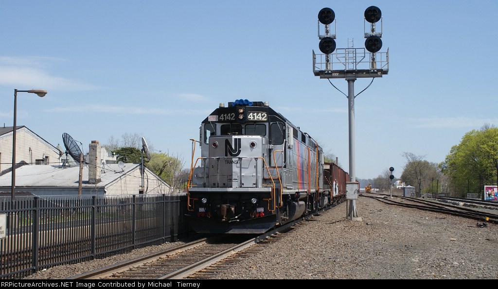 NJ Transit GP40FH-2 4142 & GP40-2 4300 Leading a stone train thru boundbrook NJ 4/25/2009